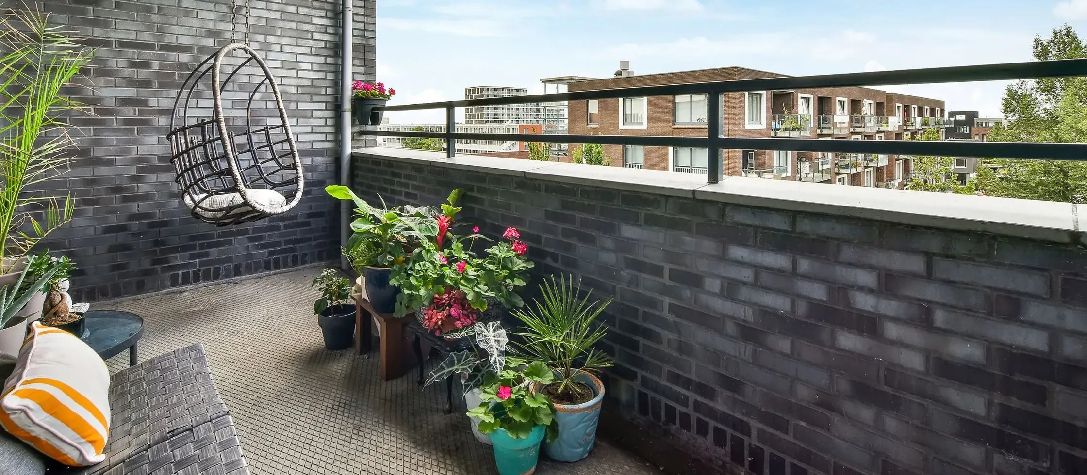 How to Decorate a Balcony with Pots: Inspiring Ideas and Modern Tips