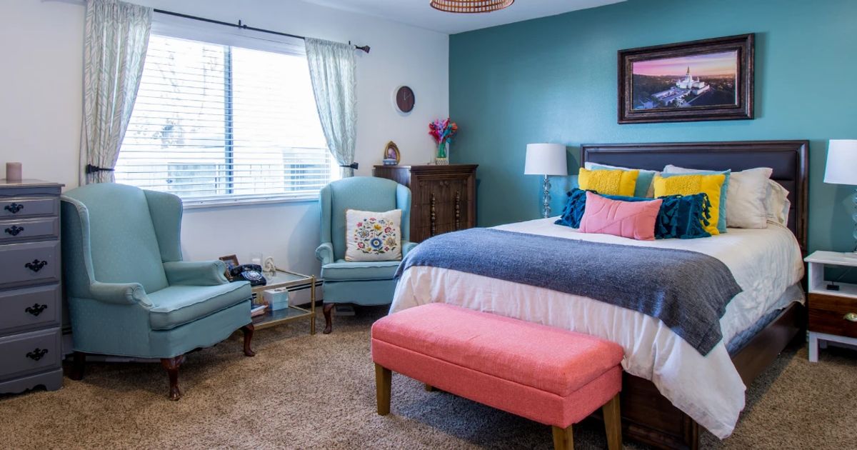 Create a Stunning Bedroom with 2-Color Schemes: A Step-by-Step Tutorial